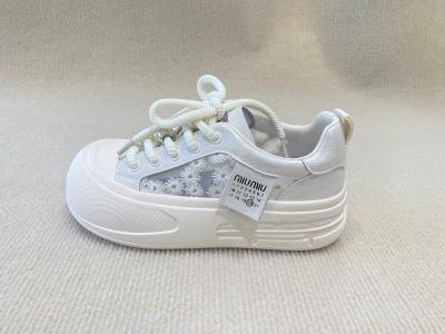 China Sneakers elevadores PU Espadrilhas de couro branco com flor de pérola à venda