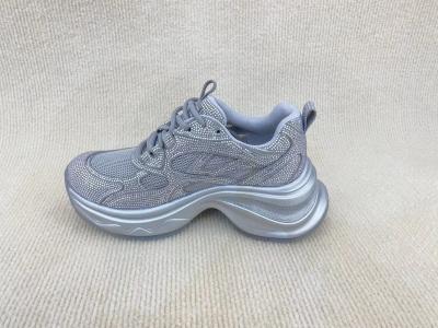 Cina Donne bianche con suole spesse e scarpe da ginnastica a maglia traspirante in estate in vendita