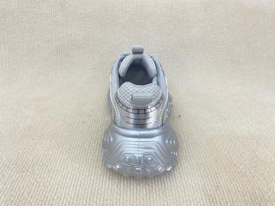 Cina Scarpe da moda bianche e argentee con palette di cristallo e taglio basso in vendita