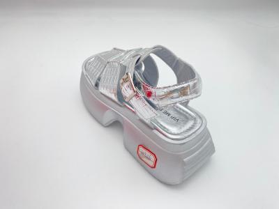 Cina Donne calzature da estate in argento con suola spessa con bottone in metallo conforto in pelle vera in vendita