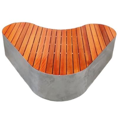 Cina Bench in legno massello a forma di cuore per esterni in vendita
