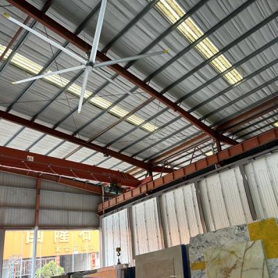 China Leistungsstarke 7,3 m 24 ft PMSM HVLS Deckenventilatoren zur Kühlung von Luft in Werkstätten und Lagerhallen zu verkaufen