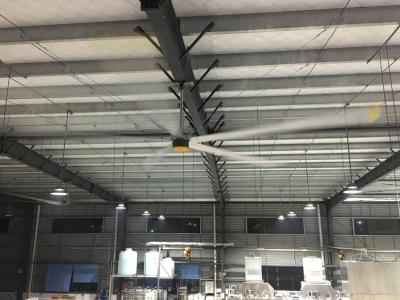 China Grandes ventiladores industriais de teto com motor sem engrenagem de ímã permanente de poupança de energia e ventilador de alumínio HVLS à venda