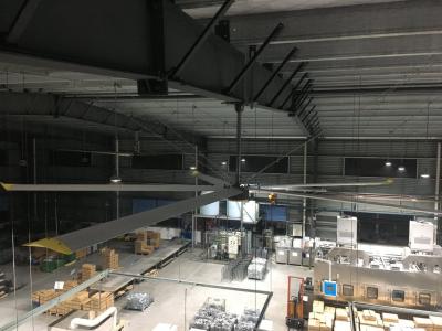 China Industriële plafondventilatoren met versnellingsmotor of PMSM-motor HVLS-ventilator als luchtblazer voor de ventilatie en koeling van magazijnen Te koop