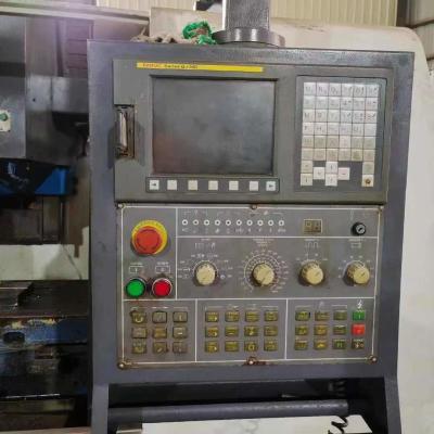 China Second Hand 3 Axis CNC Milling Machine Center Class C3 Precision Screw for sale