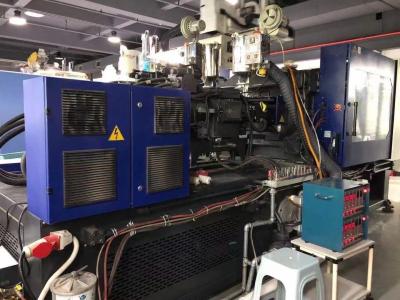 China Máquina usada del moldeo por inyección del color del doble 8.3T para el empaquetado automotriz eléctrico en venta
