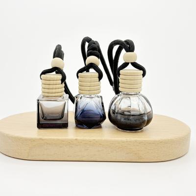 中国 正方形の三角形の黒いガラスネジで密閉された車の香水瓶、ゴム栓付き吊り下げディフューザー 販売のため