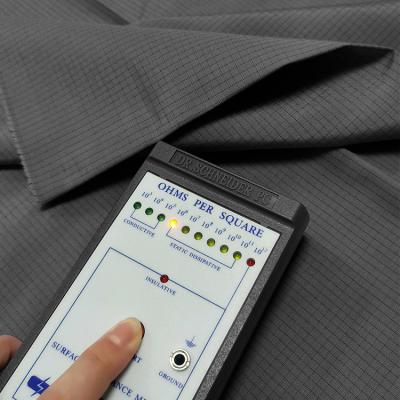 Китай Черный 4 мм решеткой 33% хлопка 2% углеродного волокна антистатическая ткань TC для рабочей одежды ESD продается