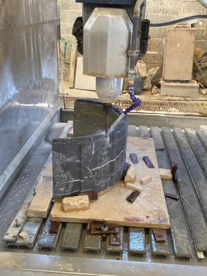 China Stabil laufende 4-Achsen-Bogen-Slab-Säulen-Schnitzmaschine zu verkaufen