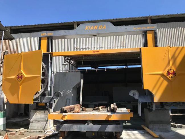 Detailed view of wire saw mechanism