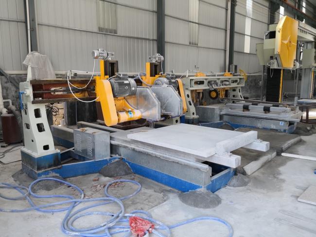 Arc-slab worktable with self-centering rollers