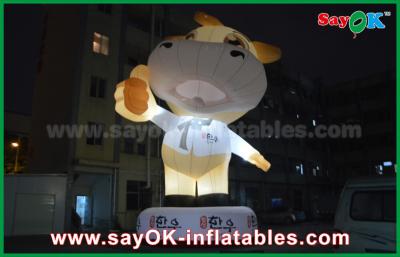 Cina Pubblicità 10m gigante Oxford Cow inflatabile cartone animato colore bianco con luci a led personaggi di cartone animato per feste di compleanno in vendita
