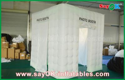 Cina Tenda portatile gonfiabile bianca di Photobooth del cubo di 3 porte con la dimensione di 2.5m in vendita