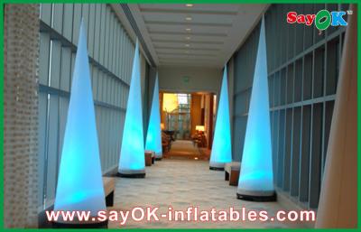 中国 コントローラーと変わる導かれた円錐形の膨脹可能な照明装飾色 販売のため