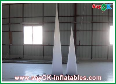 中国 コントローラーと変わる導かれた円錐形の膨脹可能な照明装飾色 販売のため