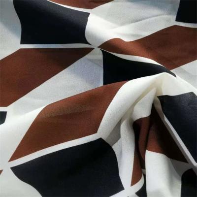 Cina il crêpe chiffon del tessuto del poliestere 95gsm ha stampato 100dx100d in vendita