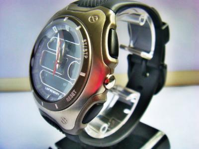 Cina Orologi analogico digitali di tempo doppio LCD per gli uomini, fermaglio di POM antiurto in vendita