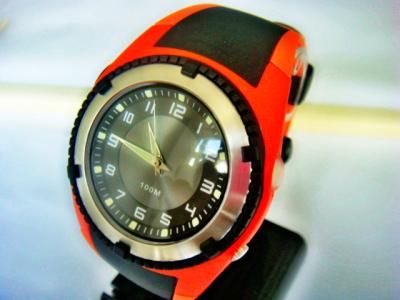 Cina Gli orologi analogici degli uomini sportivi rotondi dei signori con il EL accendono la deviazione standard resistente del modello dell'acqua di 100m in vendita