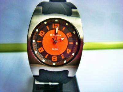 Cina l'orologio analogico degli uomini sportivi rotondi con il modello resistente leggero XLE del movimento del Giappone & dell'acqua 10ATM di EL in vendita