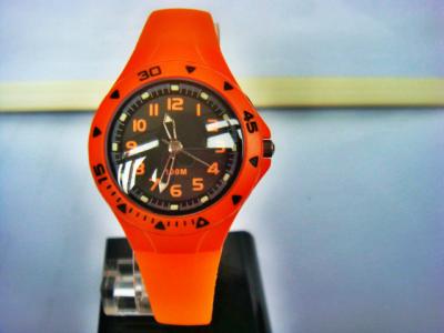 Cina Orologio analogico delle donne impermeabili del quarzo con un'incastonatura di giro di modo in vendita