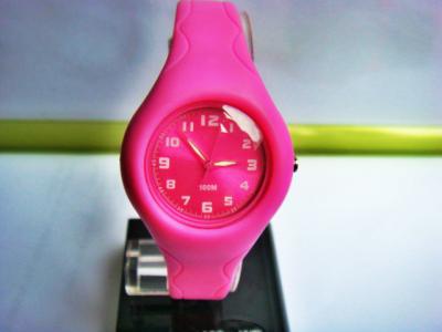 Cina Orologi analogici dell'orologio delle donne sportive di plastica/quarzo analogico in vendita