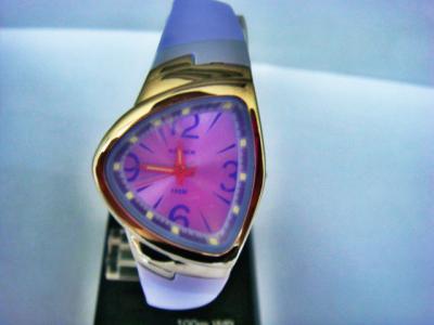Cina Orologio analogico del triangolo delle donne porpora del quarzo con il movimento del Giappone Y121E1 in vendita