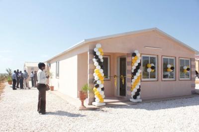 China OEM Family Living Concrete Prefabricated House With Cement Sandwich Panel for sale
