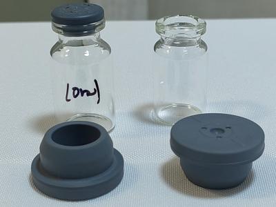 Cina Tappo in gomma di 13 mm e 32 mm Grigio Butil di gomma medica Tappo per iniezioni Vial di vetro Bottiglia per infusione di vetro in vendita