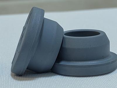 Cina 13mm 20mm 28mm 32mm Grigio Farmaceutico Clorobutilo Butilico Tappo di Gomma di Vetro Violo Iniettabile Bottiglia di Vaccino in vendita