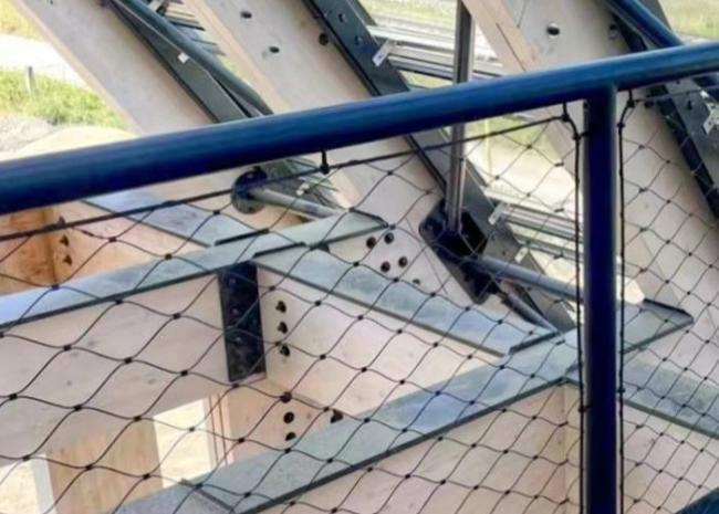 Poultry cage wire mesh application