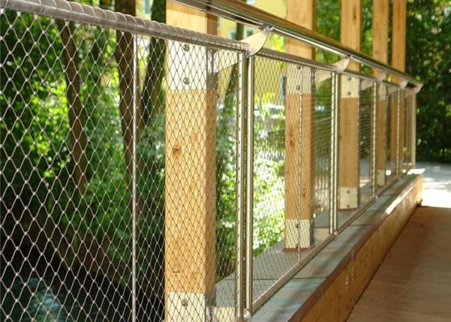 Architectural application of wire rope mesh