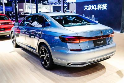 Cina VW P assat 300tsi Sedan multifunzionale volante 5070*1934*1905 mm in vendita