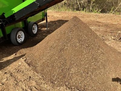中国 2200 KG モバイル トラムル スクリーン コンポスト トップ土と羊牛糞のスクリーニング 販売のため
