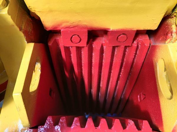 Quality Gold Ore Stone Jaw Mill Crusher Machine for Gold Mining from 380v Manufacturing for sale
