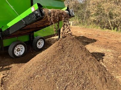 China Mobiele trommelgrens voor het scheiden van stenen in 60m3/h, compost, bovengrond en mest van schapen/koeien Te koop