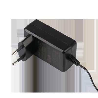 中国 19v AC Dc IEC61558承認の下のホーム・アプライアンスのための普遍的な力のアダプター600mA 販売のため
