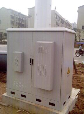 China Armário exterior das telecomunicações IP55 com duas portas, dois compartimentos, refrigerar do condicionador de ar à venda