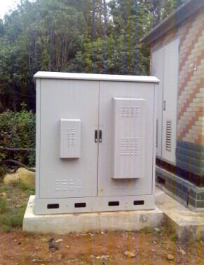 China Outdoor Telecom Enclosure, Network Cabinet, IP55, with Battery and Equipment Compartment for sale