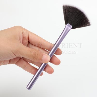 Cina Strumenti cosmetici di 16.7cm del fan della singola spazzola personalizzabile di trucco per aiutare dovere dolce in vendita