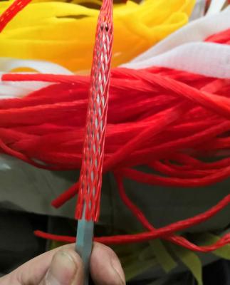 China Het rode PE Beschermende Netwerk Opleveren, Netto Plastic Netwerk Sleeving voor Metaalhardware Te koop