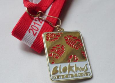 China Esmalte suave de la medalla del maratón de Blokhus, cobre que sella con el chapado en oro, de largo cinta de 2 colores en venta