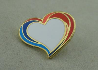 Cina Pin duro in lega di zinco personale dello smalto del distintivo di forma del cuore con smalto in vendita