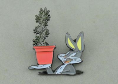 Китай Pin отворотом эмали зайчика Nugz с заливкой формы сплава цинка и черной плакировкой никеля продается