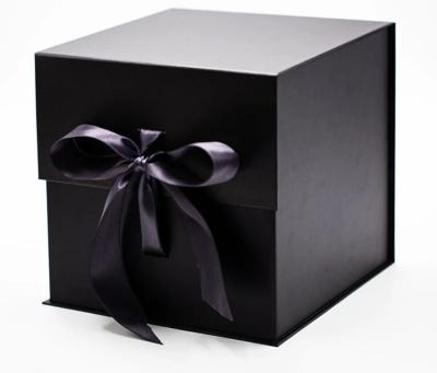 中国 エコのリボンが付いている友好的なボール紙の荷箱の折り畳み式磁気閉鎖のギフト用の箱 販売のため