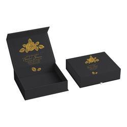 Cina Contenitore d'imballaggio piegante magnetico riciclabile di regalo dell'abito del cartone CMYK del contenitore di regalo in vendita