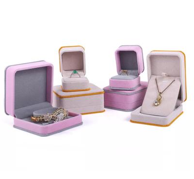 Cina Contenitore di gioielli del velluto dell'OEM Ring Necklace Packaging Box Pink ISO9001 in vendita