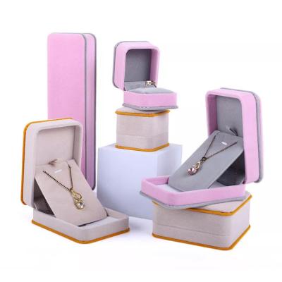 Cina Contenitore di gioielli del velluto dell'OEM Ring Necklace Packaging Box Pink ISO9001 in vendita