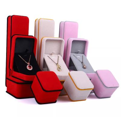 Cina Contenitore di gioielli del velluto dell'OEM Ring Necklace Packaging Box Pink ISO9001 in vendita
