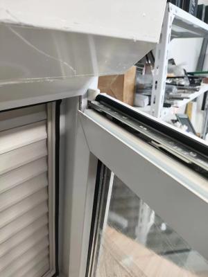 Cina Finestra in vetro a telaio in alluminio bianco in PVC con persiana automatica a motore in vendita