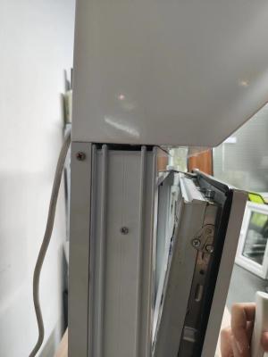 Cina Finestra in vetro a telaio in alluminio bianco in PVC con persiana automatica a motore in vendita
